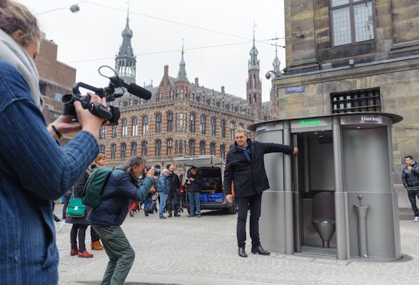 Verzonken urinoir voor vrouwen op de Dam